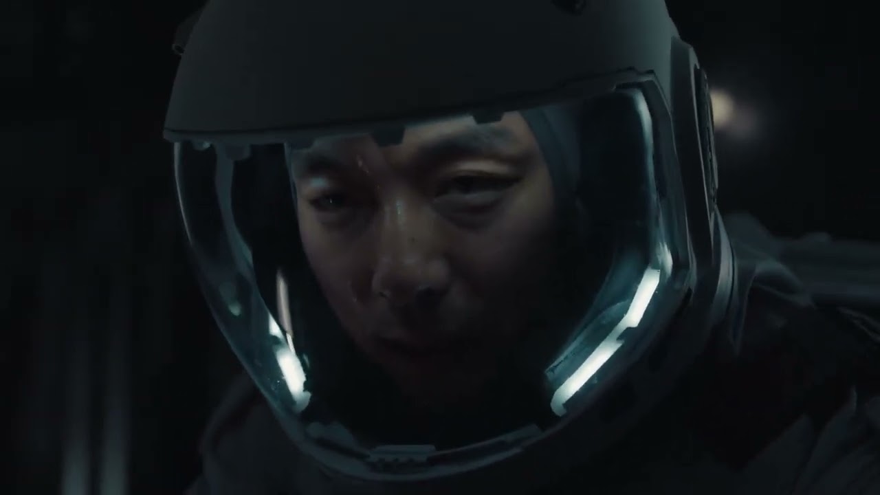 Captain Han ran short on oxygen after taking one for the team (The Silent Sea E04) Kdrama Hurt ...