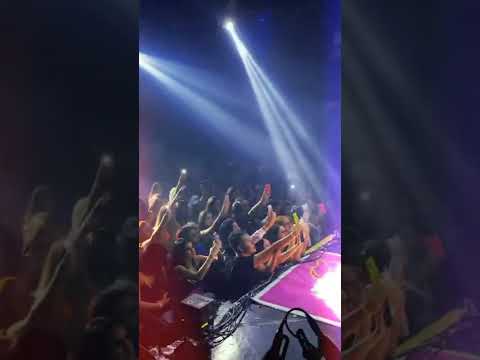 Lara Silva dançando em show