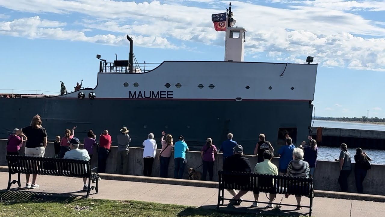 Very Low-Riding Maumee Sailing the Red Carpet - YouTube