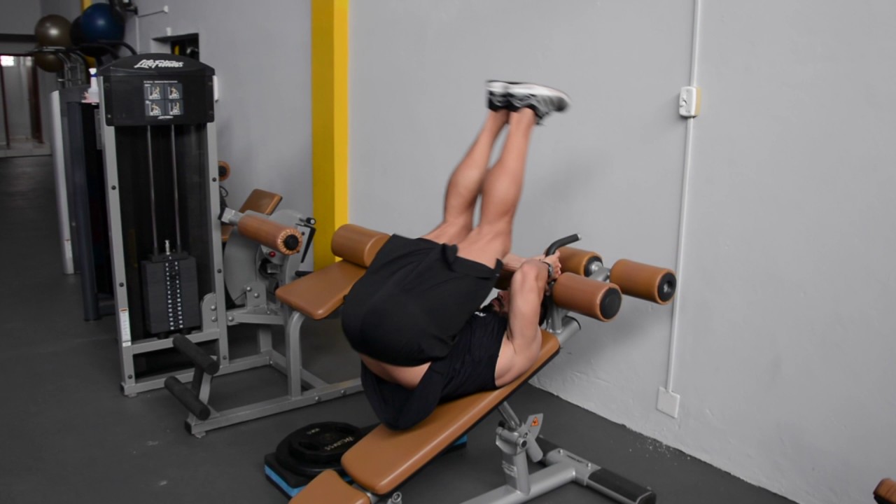 Abdominal infra no banco declinado com pernas estendidas - YouTube