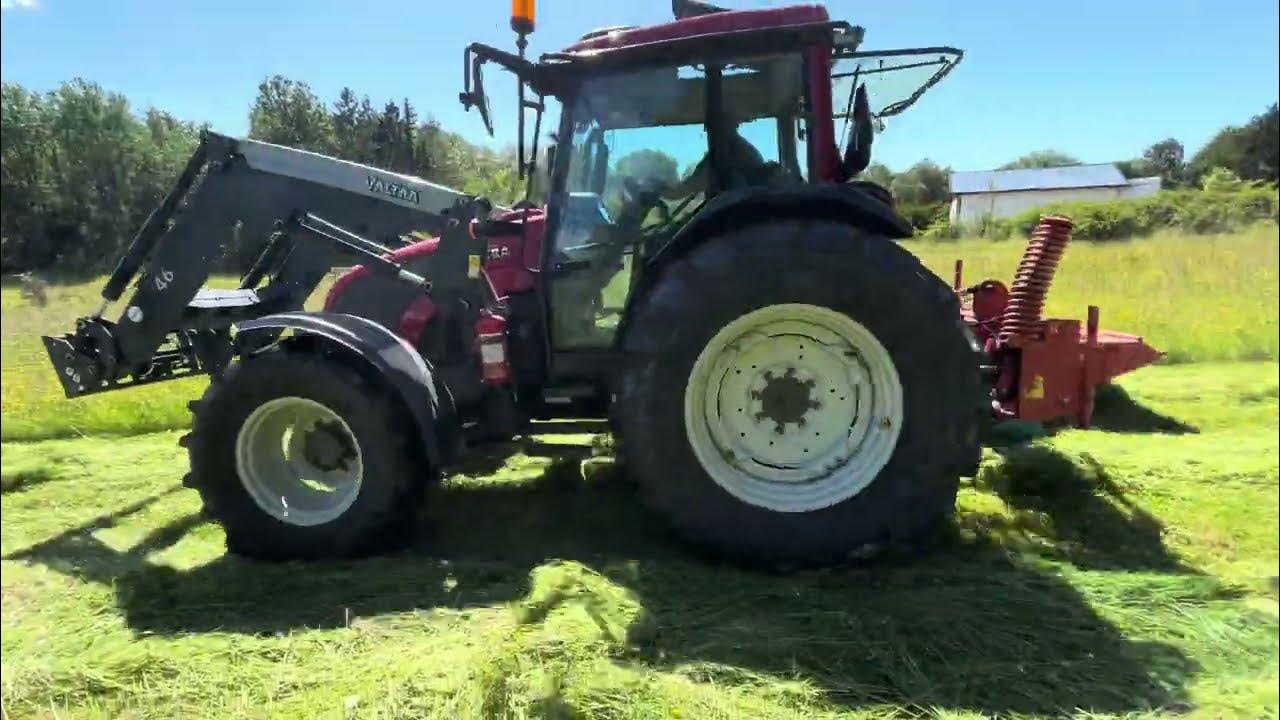 Slåtter med Valtra A93 - YouTube
