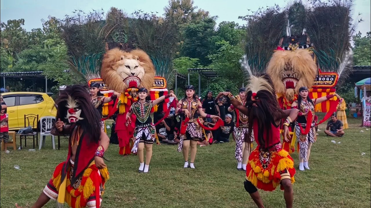 Penampilan Dadak Merak Reog Ponorogo bersama ganongan dan Jathil Cantik ...