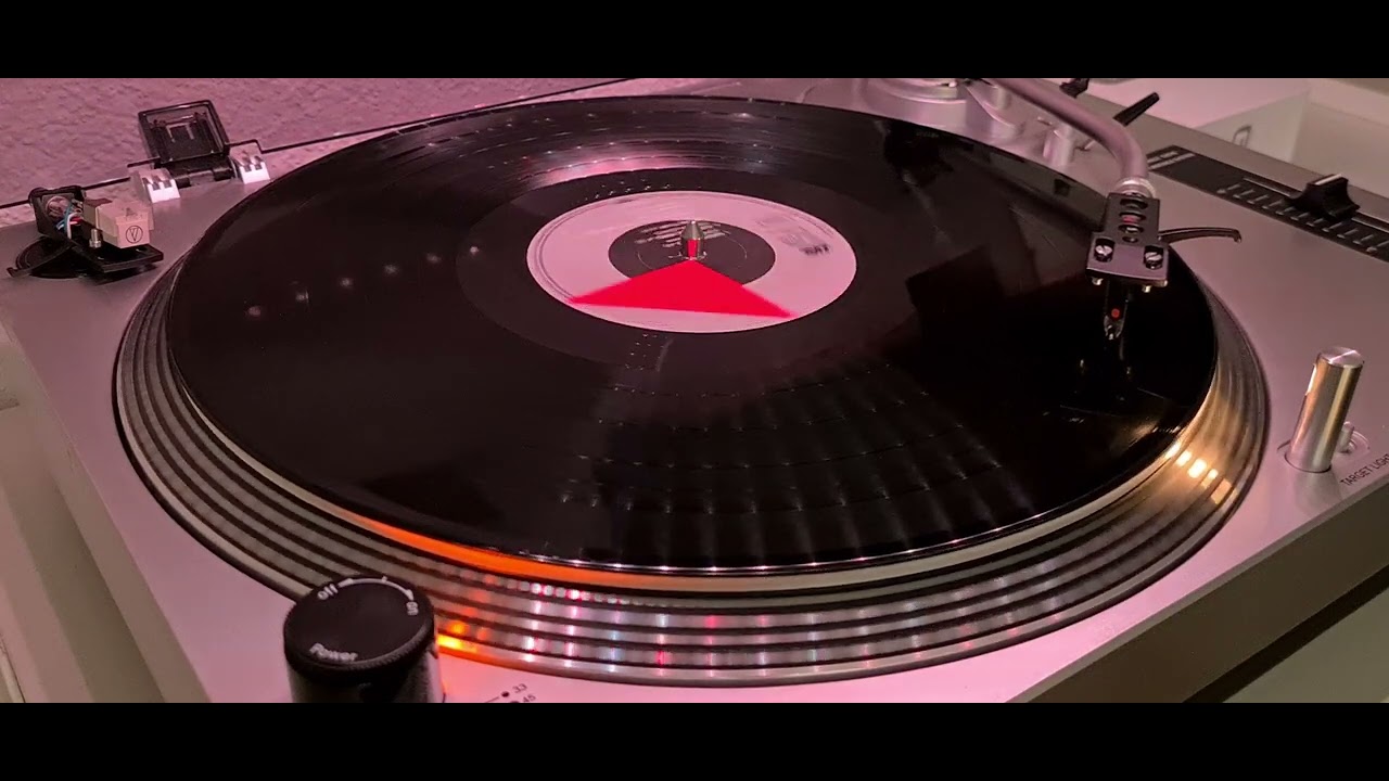 FOREIGNER - "JUKE BOX HERO" - HQ AUDIO - REMASTERED / 4K VIDEO - YouTube