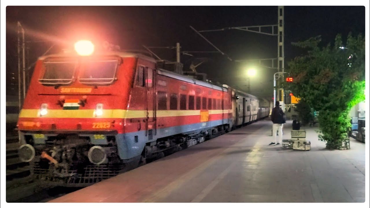 𝟒𝐊 𝐔𝐇𝐃 || Ahmedabad Howrah SF Express arrives at Raigarh Junction - YouTube