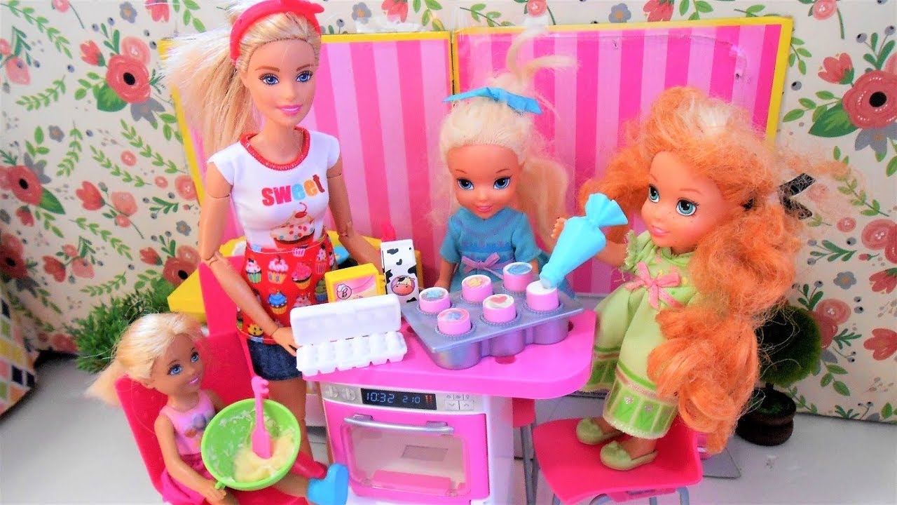 BARBIE Bakes CUPCAKES With Elsa and Anna Toddler! BIG MESS! Barbie Doll ...