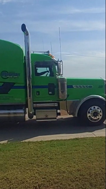 Peterbilt pulling tanker trailer Kansas with jakes - YouTube