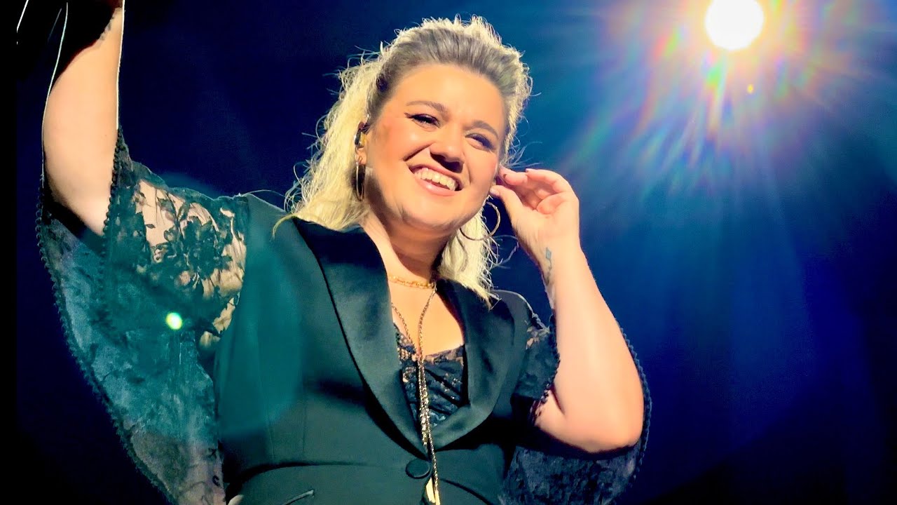 Kelly Clarkson - Because of You live in Las Vegas, NV - 8/4/2023 - YouTube