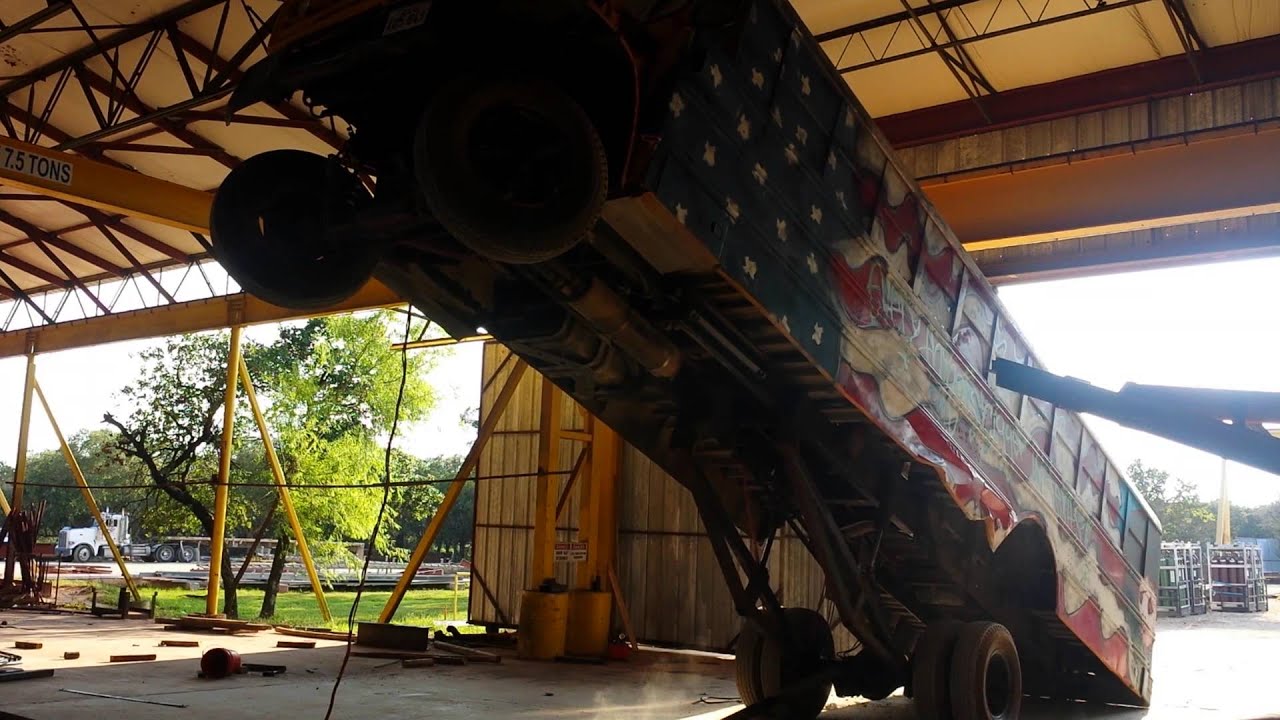 Lowrider hopping bus - YouTube