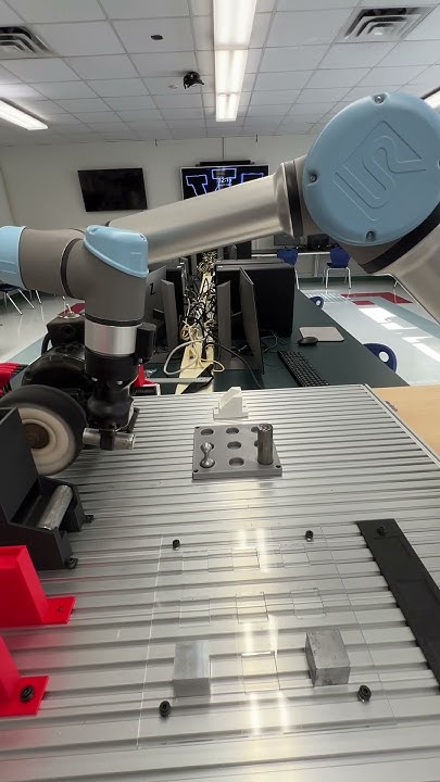 UR5 Robot material handling - YouTube