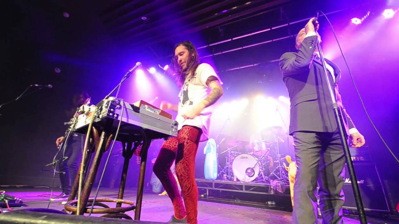The Bennies feat. Damian Cowell - (He'll Never Be An) Ol' Man River ...