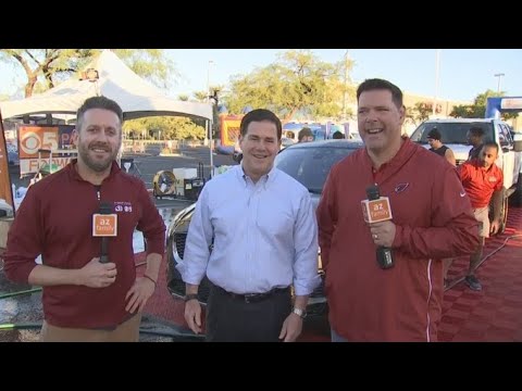 Gov. Doug Ducey gets his car clean at Paul's Pay It Forward Car Wash ...