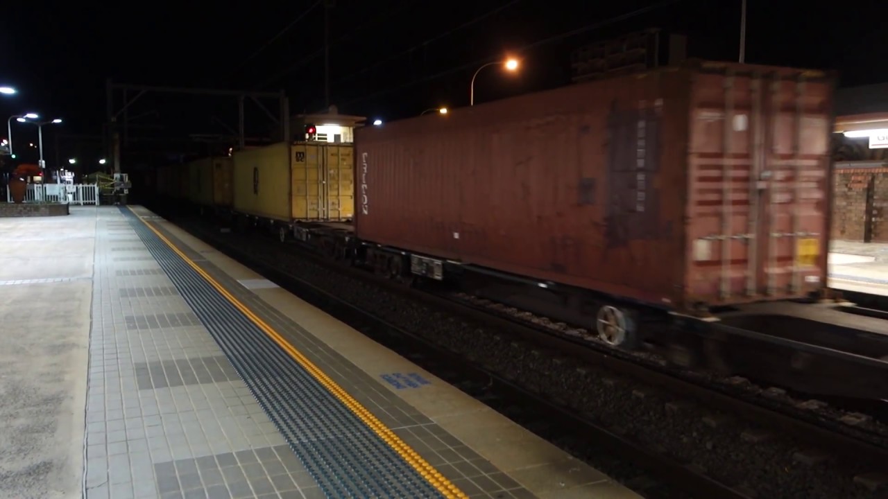 Three Midnight Freight trains at Gosford - 14/4/17 - YouTube