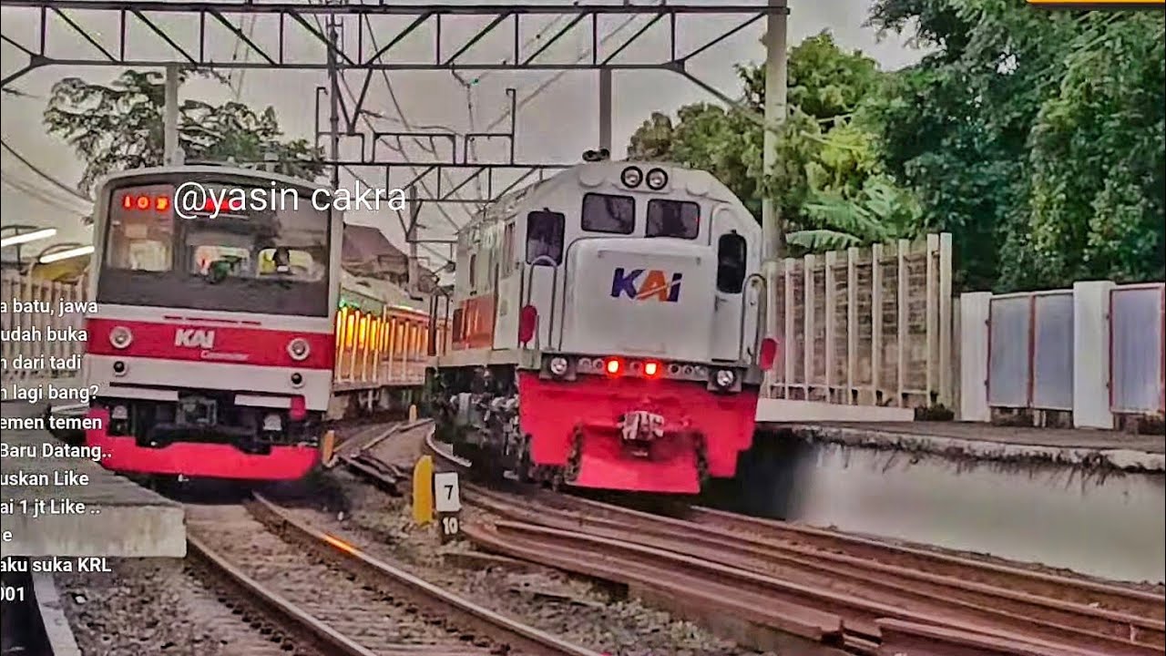 Nonton kereta api di simpang jalur sibuk jatinegara ngabuburail kereta ...
