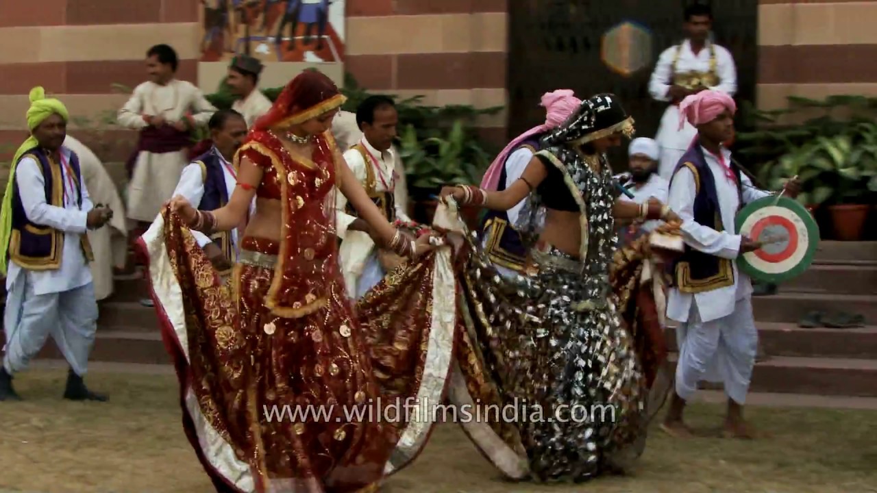 Ghoomar dance | Women gyrate to the tunes of Indian instruments - YouTube