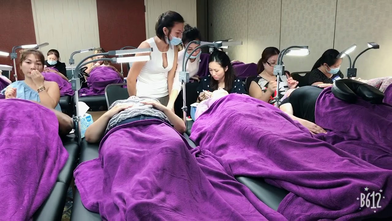 Eyelash Extensions Training Class In Orlando Florida Students Practice eyelash-extensions-training-class-in-orlando-florida-students-practice