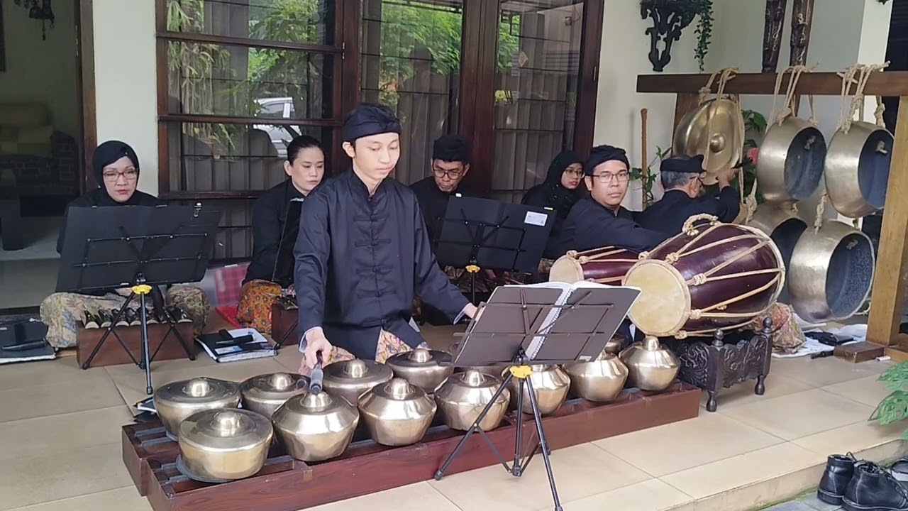 Bengawan Solo karya Gesang Martohartono - Gamelan Sang Saptaswara - YouTube