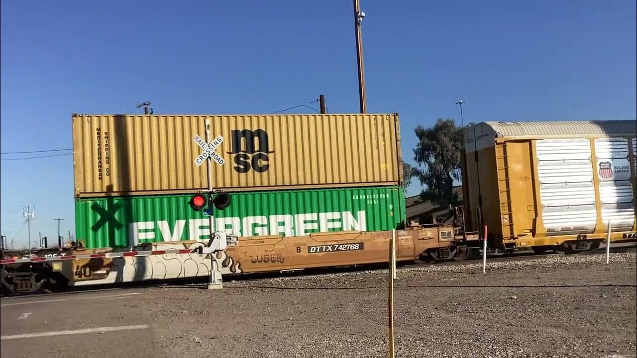 UP 7665 leads a huge inbound train at 20th St - YouTube
