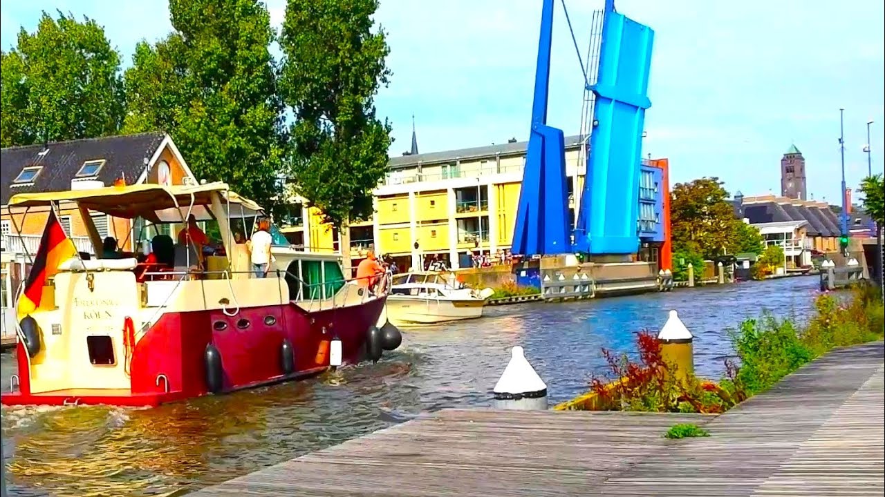 Many different ships and boats pass through the Dutch bridge. RAPIDE ...