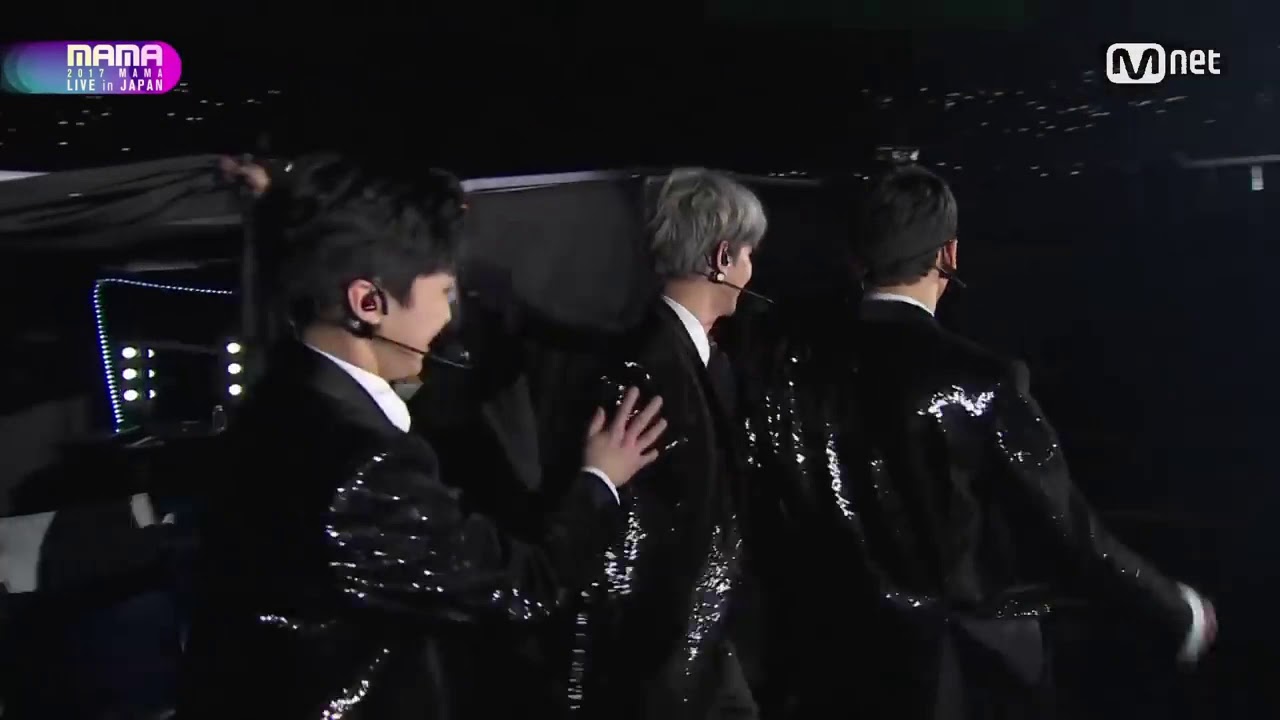 EXO-CBX HEY MAMA IN MAMA 2017 - YouTube