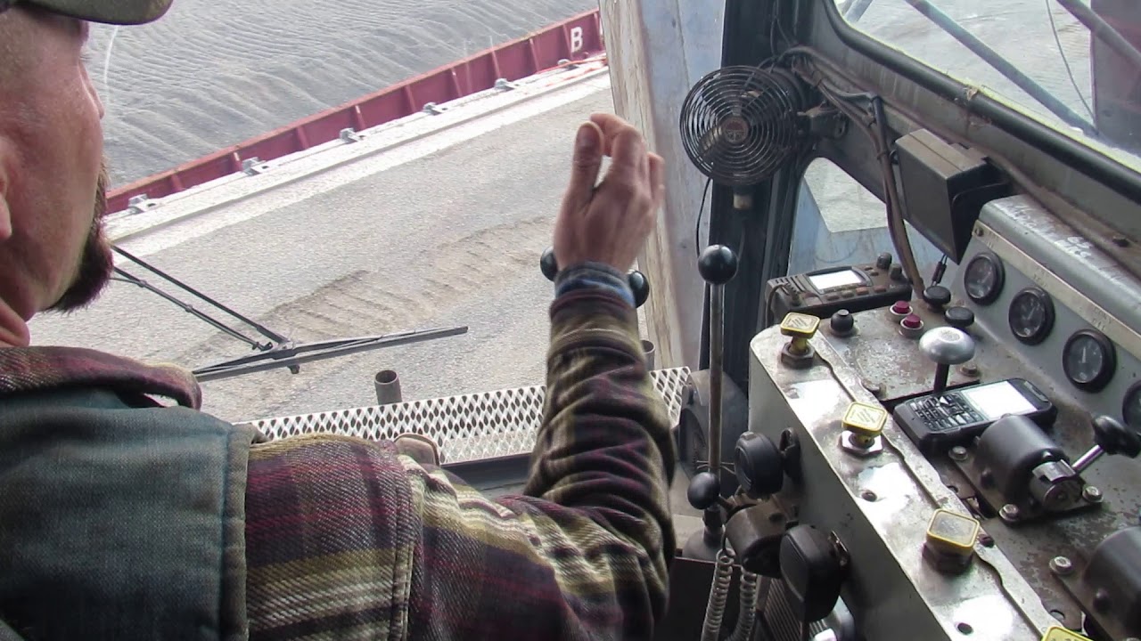 Lima 2400 off loading barges - YouTube