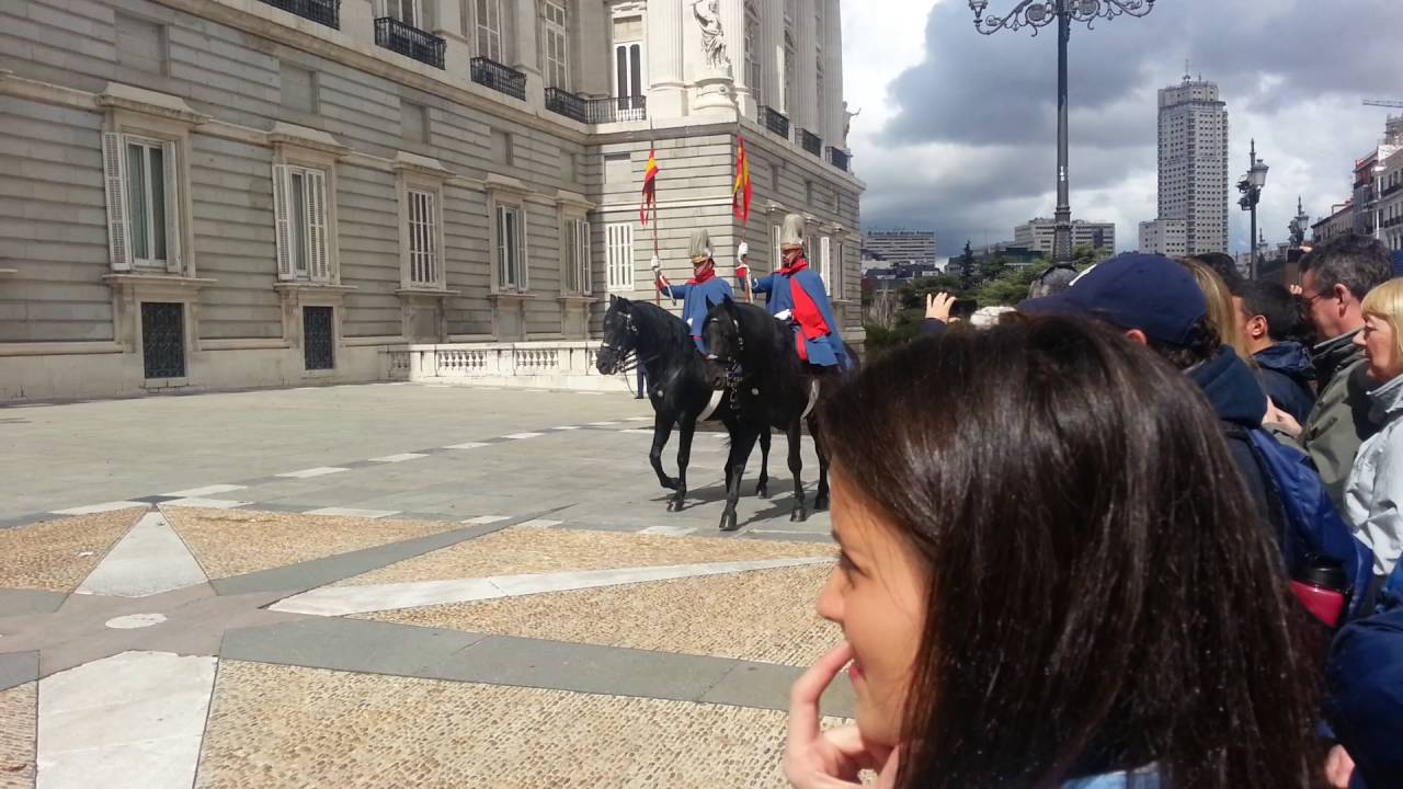 Relevo de la Real Guardia del Palacio Real 2016 Madrid - YouTube
