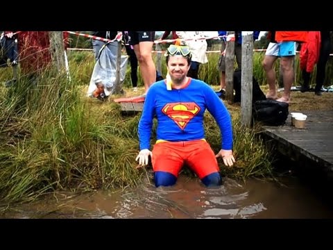 Moorschnorchel-WM sorgt für schlammigen Spaß - YouTube