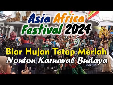 SUASANA JL. Asia Afrika di CARNAVAL ASIA AFRICA FESTIVAL 2024 DIBAWAH HUJAN GERIMIS - YouTube