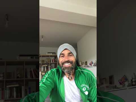 Sokak'ta Nasıl Para Kazanılır? - Dilenciler Nasıl Para Kazanıyor - İphone 13 Mini  Kullanan Dilenci.