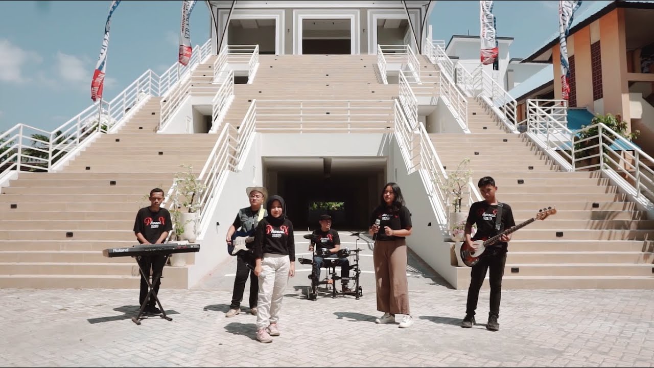 PHOENIX BAND - PELAN PELAN SAJA #romansa19stradaindonesia - YouTube