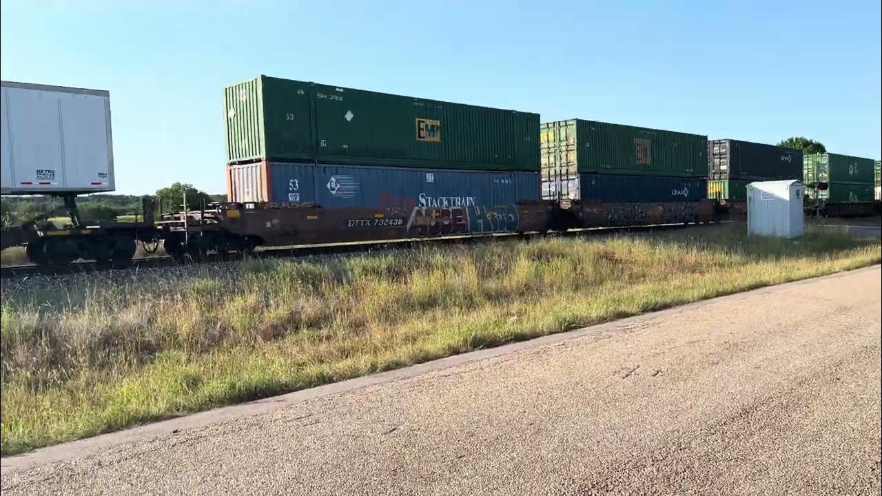 UP #7406 leads a Eastbound Z train through Preble (2nd train today) - YouTube