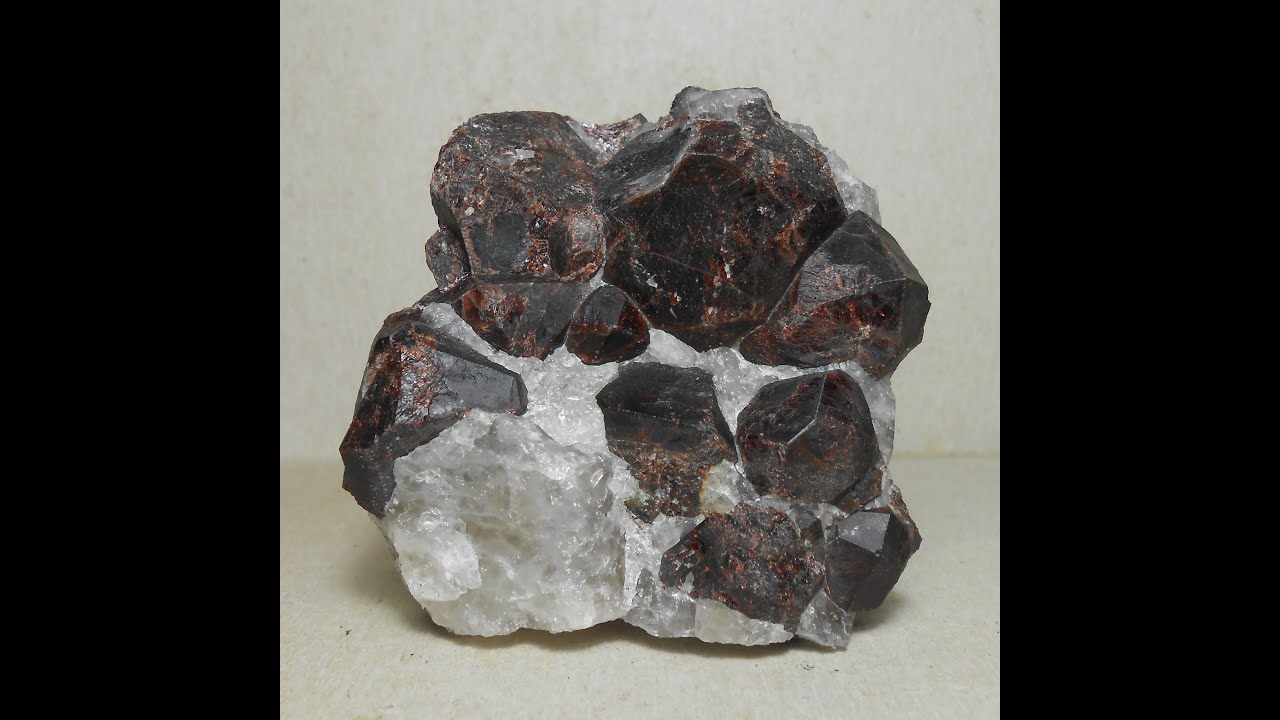 Гранат (Альмандин) 310 грам / Garnet (Аlmandine) 310 grams - YouTube