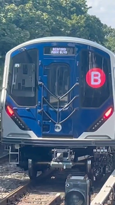 R211A (B) Train departs Kings Highway bound for Bedford Park Blvd - YouTube