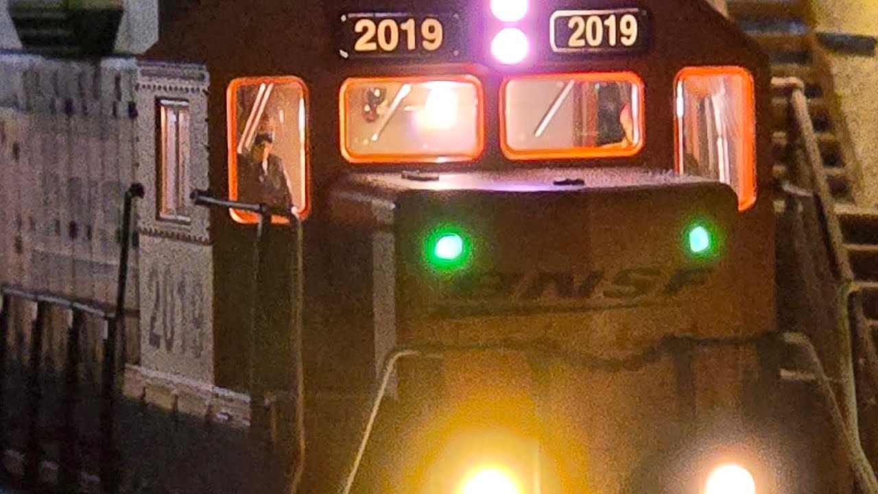 Epic BNSF NIGHT SWOOOOOOSH! - YouTube