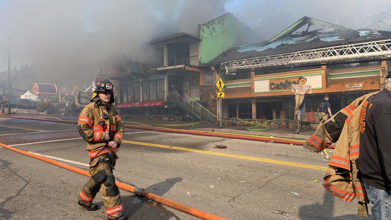 Crews fight fire in downtown Gatlinburg - YouTube