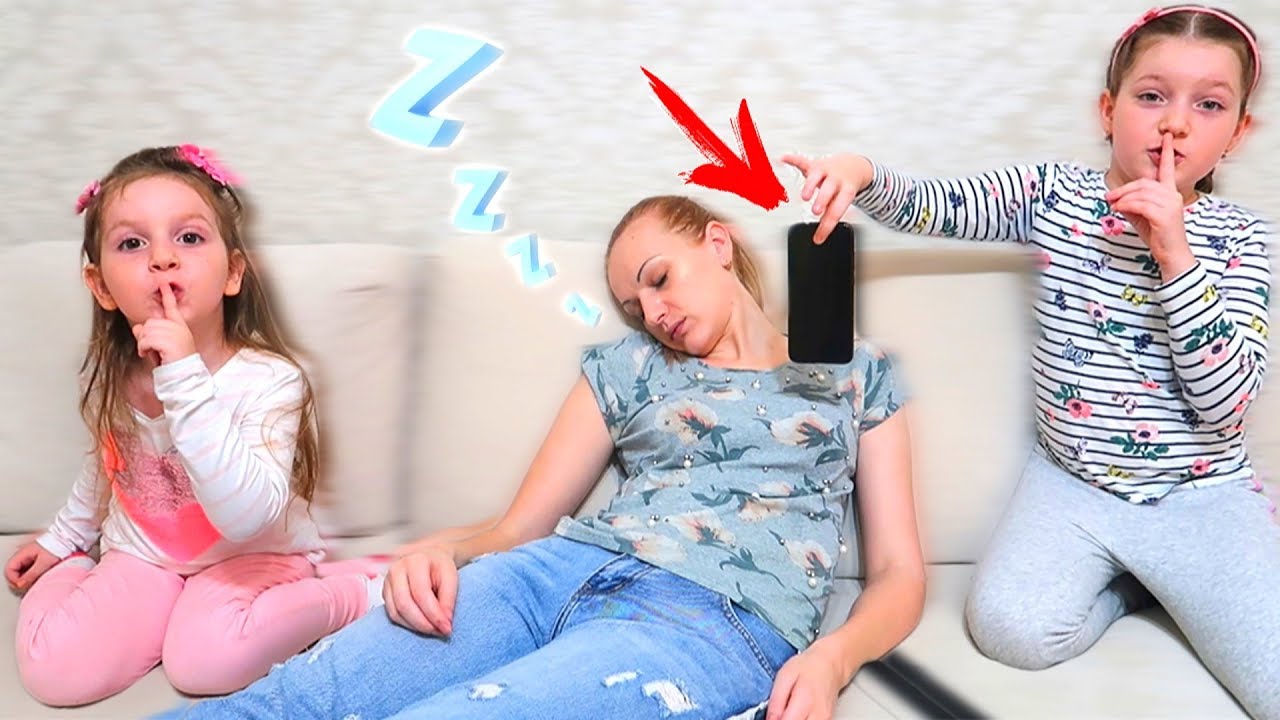 Mama a Adormit Sofia si Sara i-au luat telefonul | Sketch si joc Sofia Show RO - YouTube