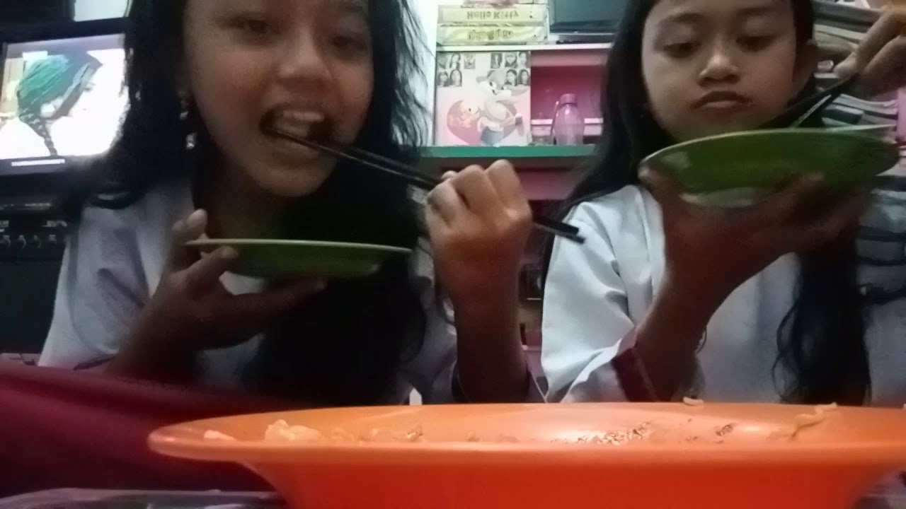 Makan mie pakai ayam tongseng - YouTube