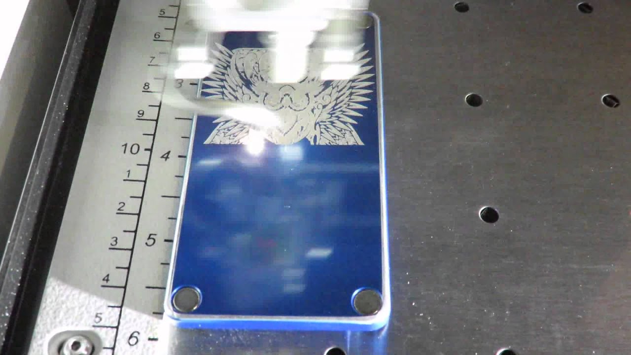 Gravure laser sur Hexohm (aluminium anodisé) - YouTube