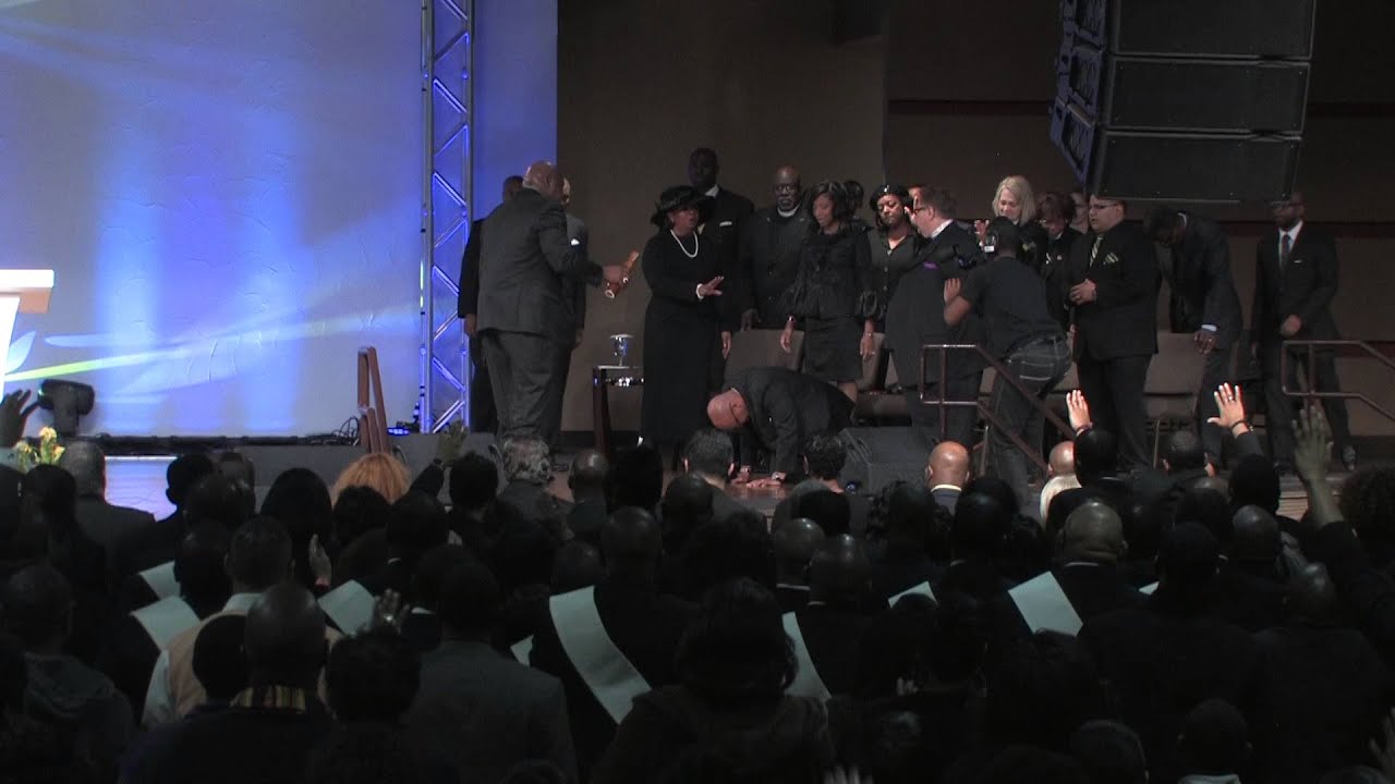 Bishop Jakes anointing TPHFW and Pastor Patrick E Winfield II - YouTube