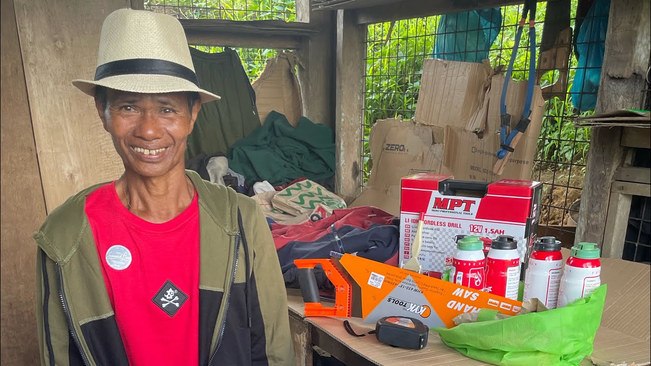 Rewarding hardworking Filipino bamboo furniture maker with tools ...