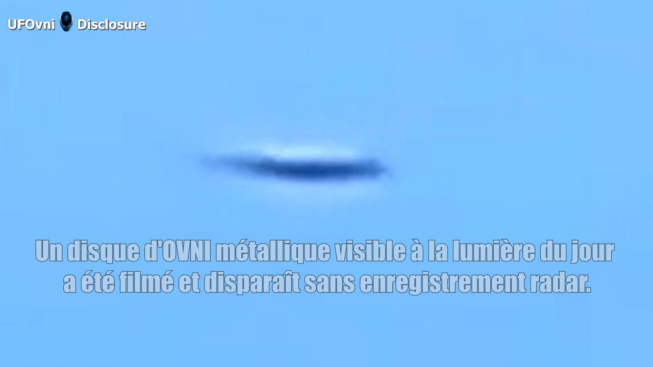 Un disque d'OVNI métallique visible à la lumière du jour a été filmé à ...