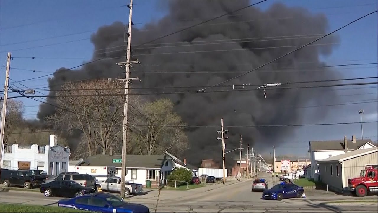 2,000 residents under evacuation over fire in Indiana, U.S. - YouTube