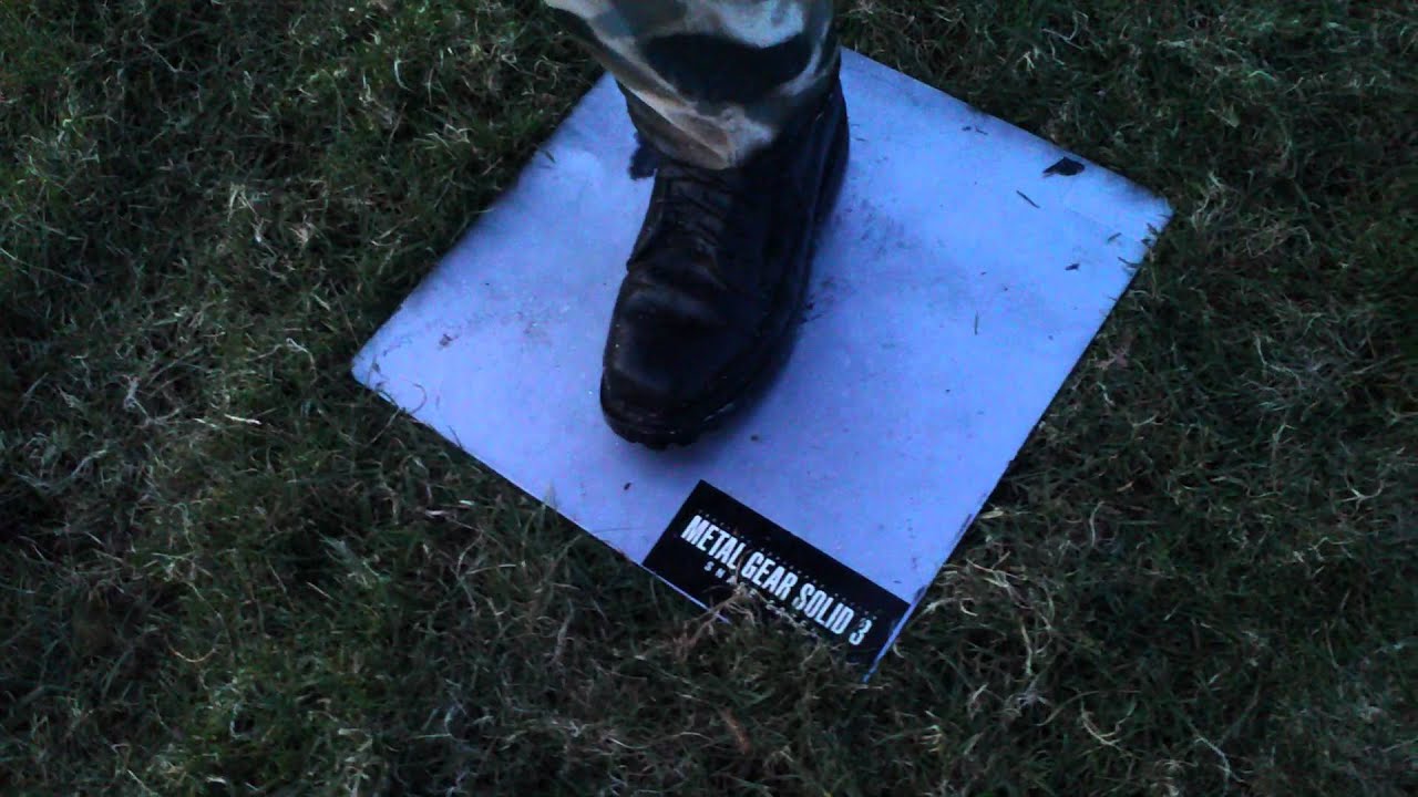 Metal Gear Solid 3 Snake Eater life size statue - YouTube