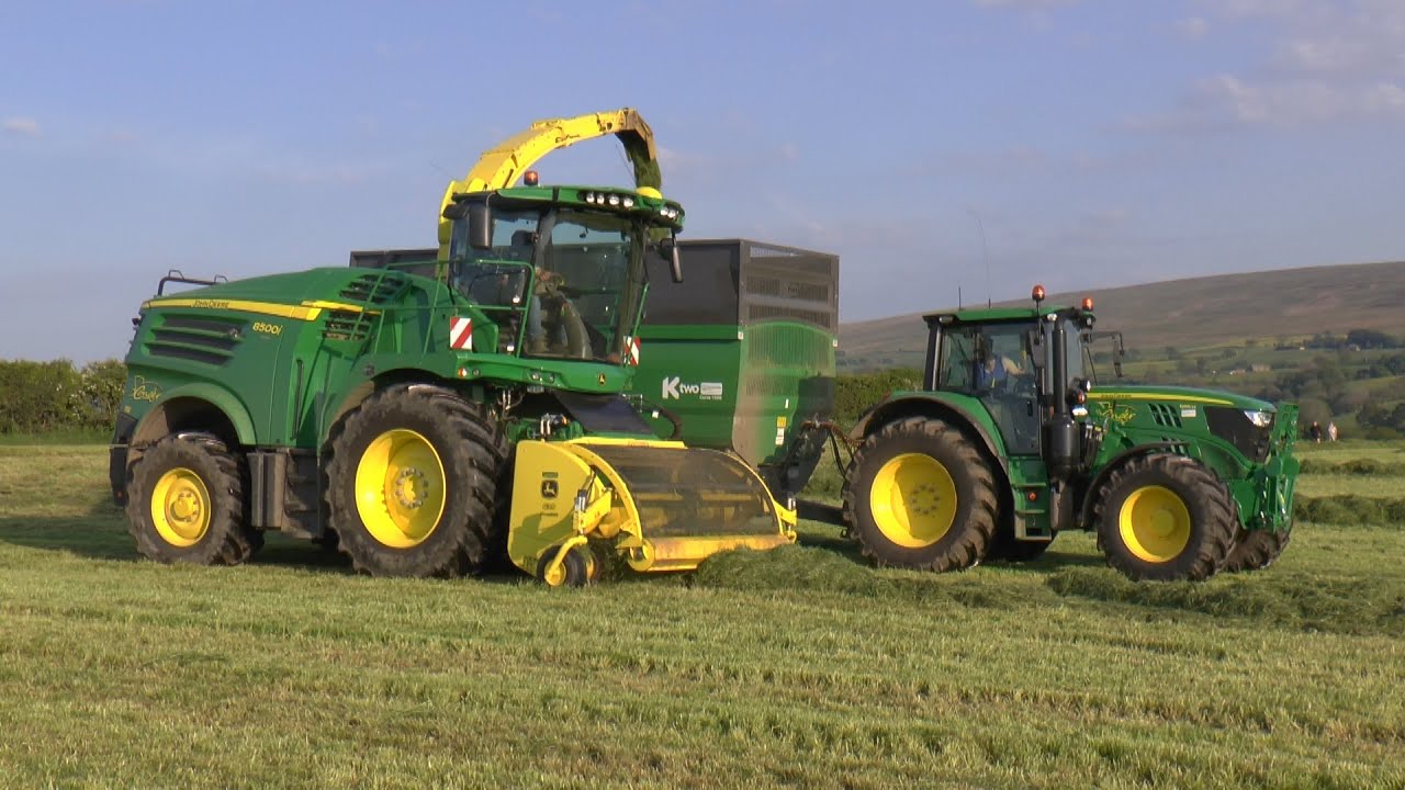 Silage '21 Lifting JD 8500i and JCB 435S on pit work 31 5 2021 - YouTube