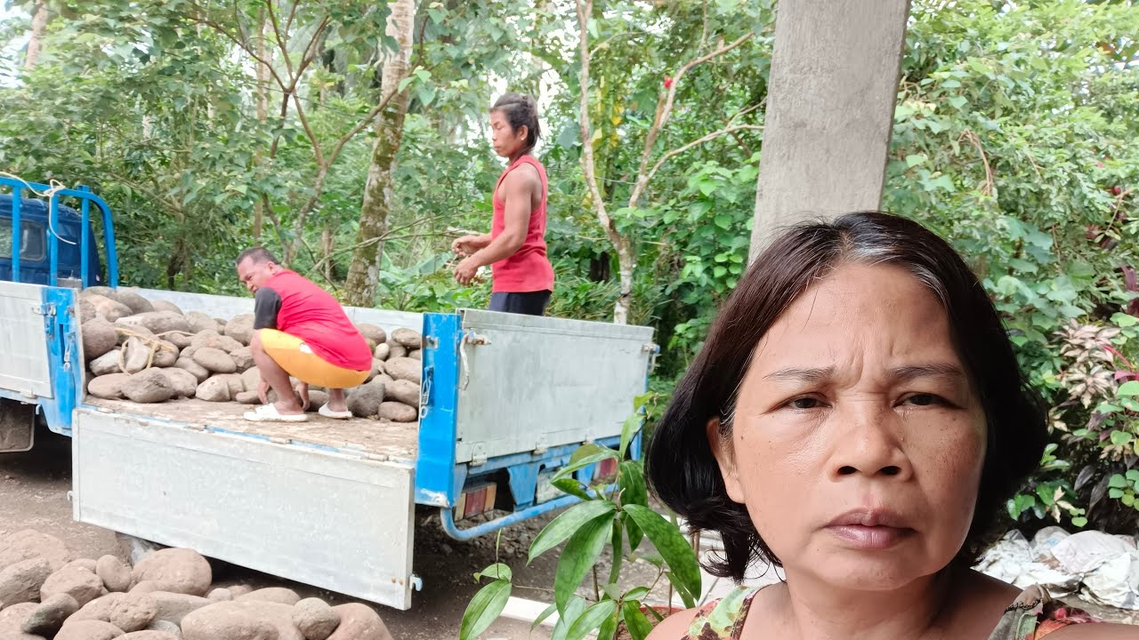 Nagbaba Ng Mga Bato Na Gagamitin Sa Bahay - YouTube