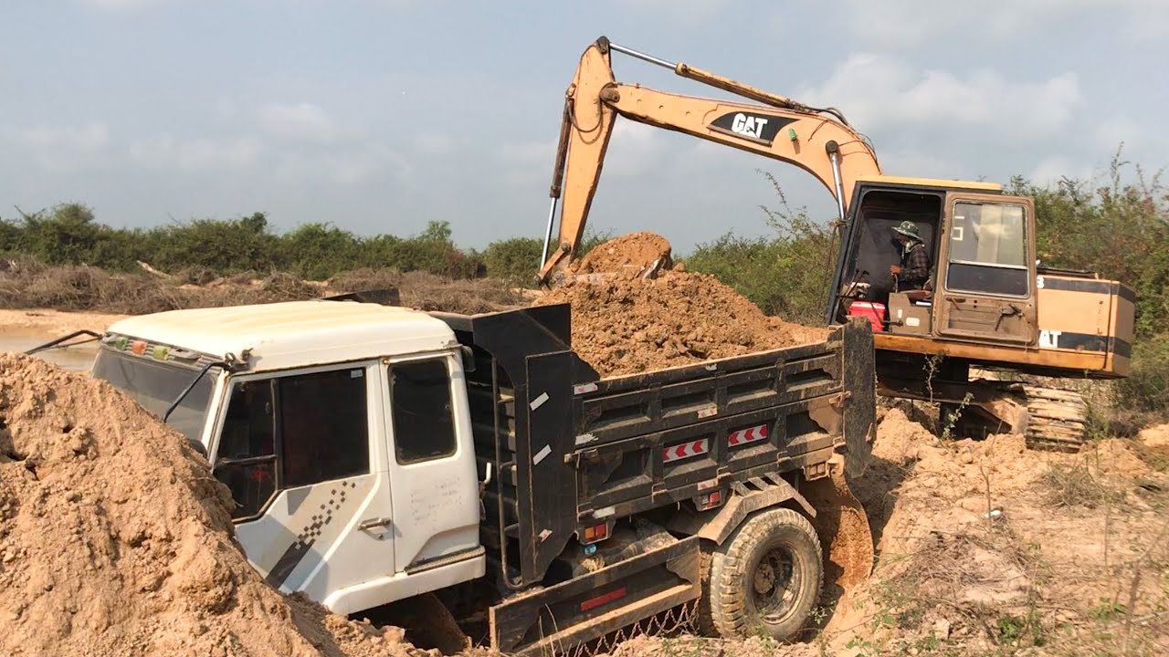 Amazing Excavator Digging Big Pit And Cleaning In The Forest - YouTube