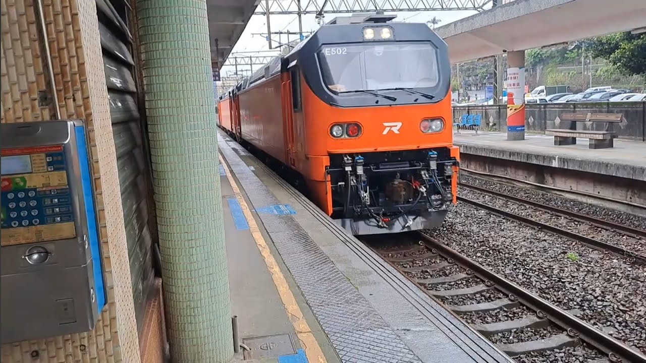 8776次七堵發車開往台東的E500型鳴日色金光牌E502+E503重聯兩輛電力機車頭+六節PP車廂試運轉列車，7501次R160單柴電頭+一節平車+兩節空石渣斗車+兩節平車+四節篷車+一守車 ...
