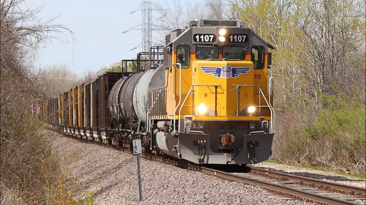 UP 1107 GP60 leads UP LBU51 at Fitzsimmons rd Oakcreek wi - YouTube