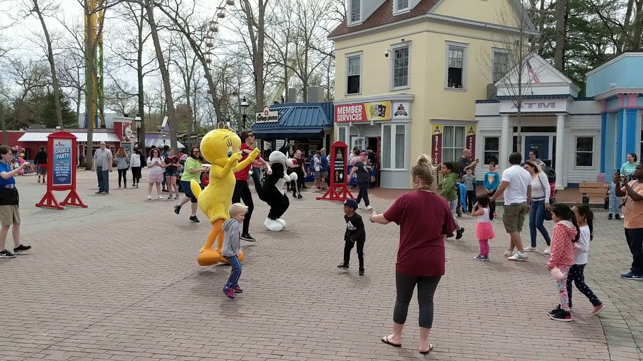Dance Party on Main Street, Six Flags Great Adventure - YouTube