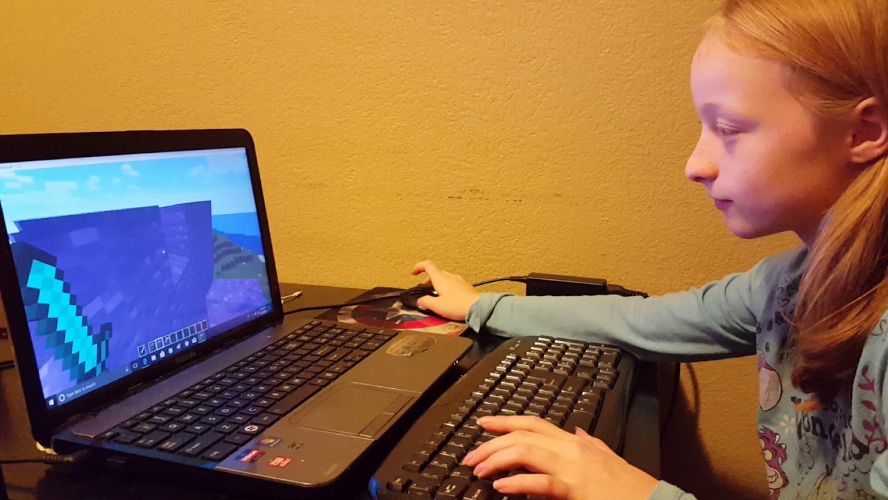 Lizzy's 1st time ever Minecraft video. - YouTube