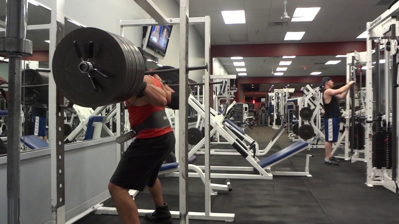 945 pound squat lockouts for reps at 6'0 and 225. - YouTube